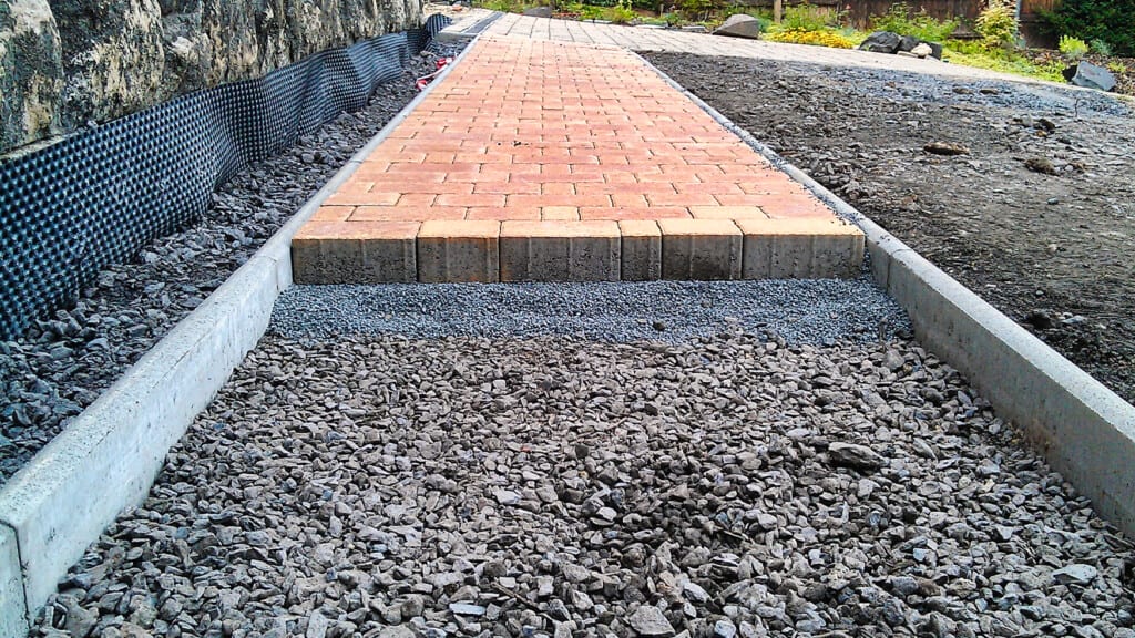 Gehweg mit Pflastersteinen selber bauen - Pflasterweg - commaik