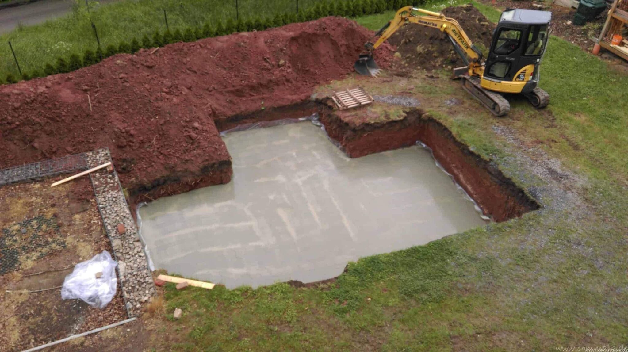 Baugrube und Bodenplatte – Unser Poolprojekt schreitet voran - commaik