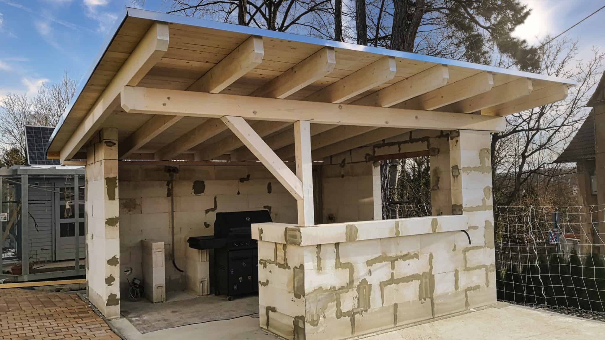 Gartenküche selber bauen - Massives Fachwerkdach mit OSB und ...