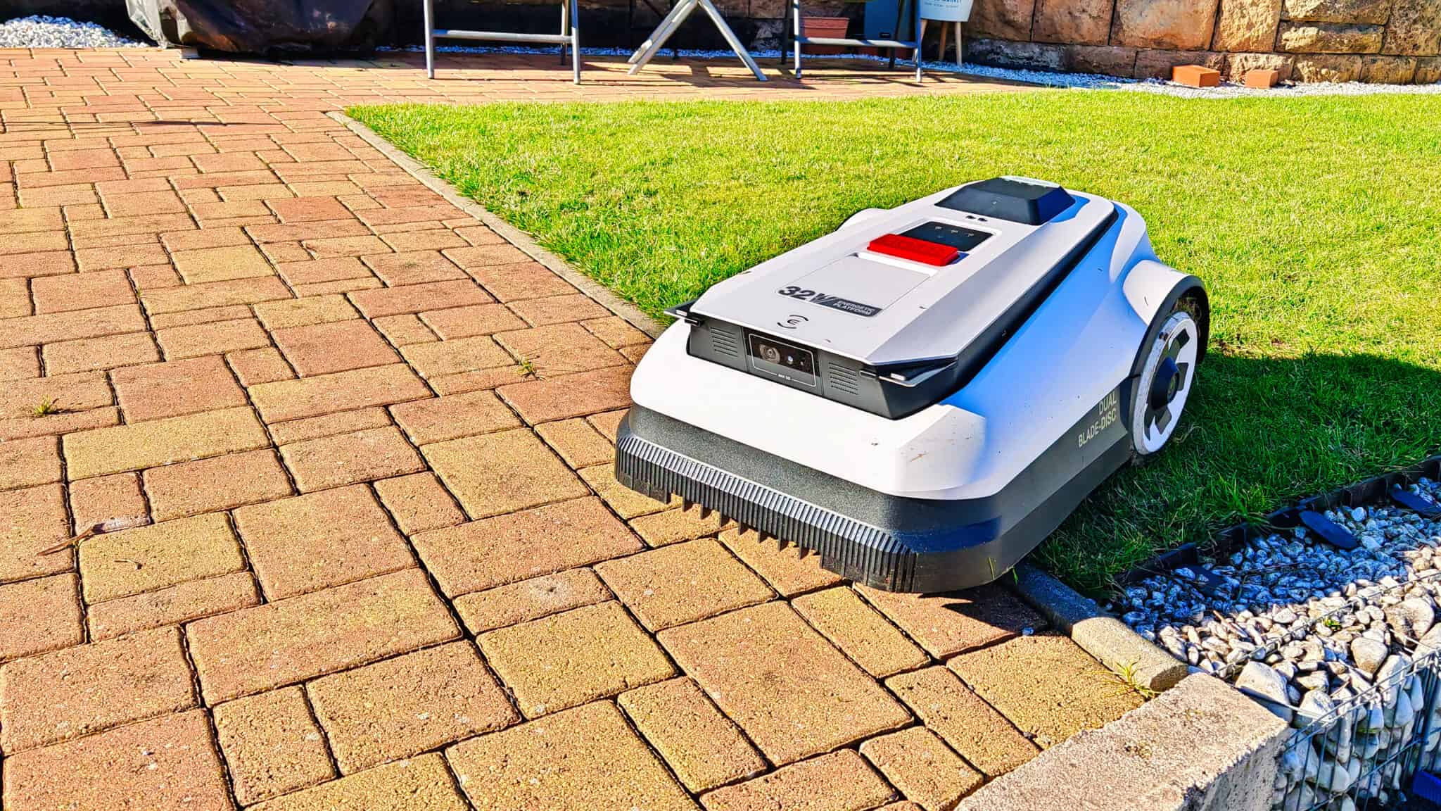 ECOVACS GOAT A1600 RTK: The innovative robotic lawnmower without ...